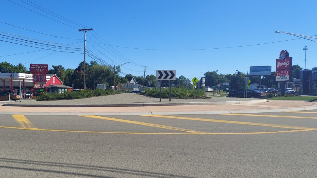 CUTDOWN DAY: Roundabout weeds trimmed | News, Sports, Jobs - Observer Today